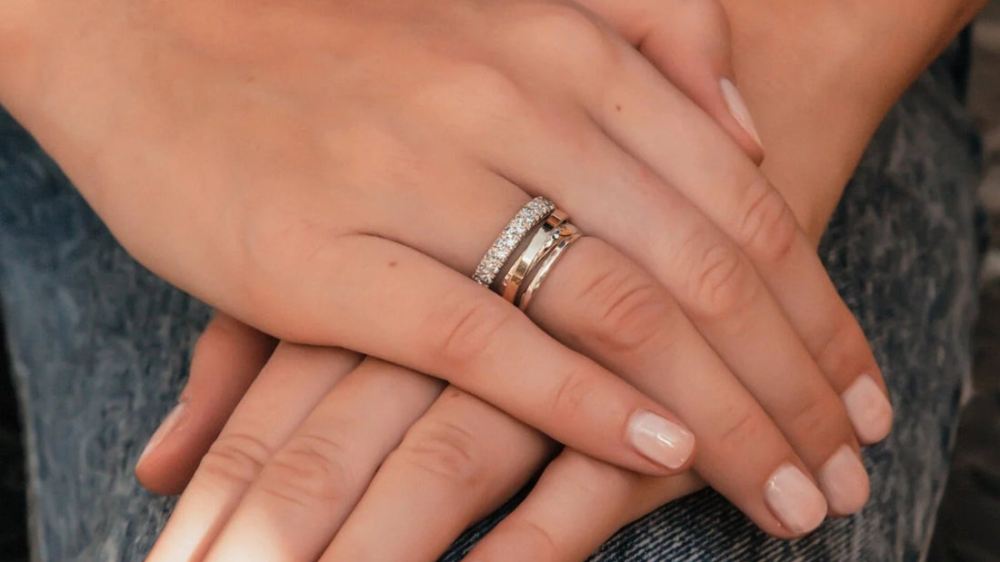 How to Wear Engagement Ring and Wedding Band with Style and Confidence ...